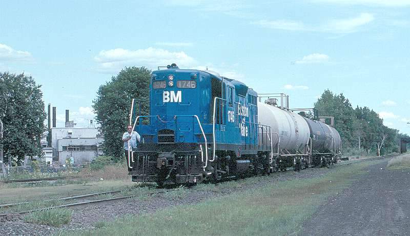 B&M #1746 switches at Rotterdam Junction, NY: The GreatRails North American Railroad Photo Archive