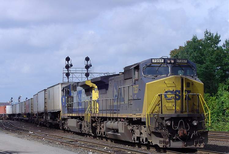 Q168 shows up as Q172 departs: The GreatRails North American Railroad Photo Archive