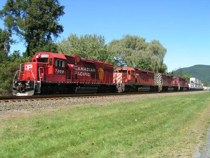 CP 7309 sporting the old Beaver madialion on lead engine: The GreatRails North American Railroad ...