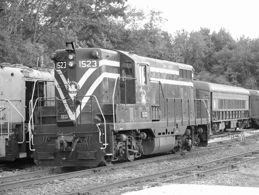 CNJ 1523 EMD GP7 at Tuckahoe Station: The GreatRails North American Railroad Photo Archive
