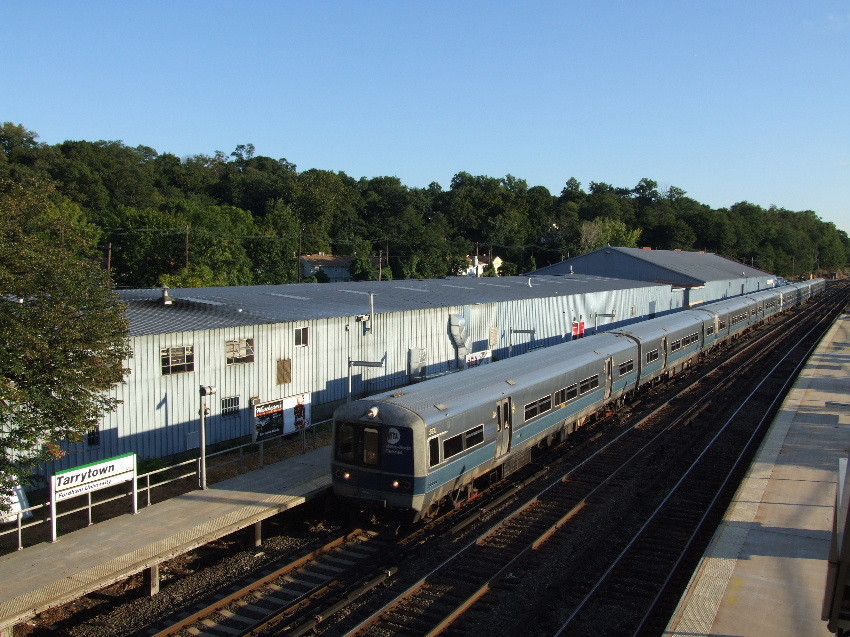 Mutts northbound at Tarrytown: The GreatRails North American Railroad Photo Archive