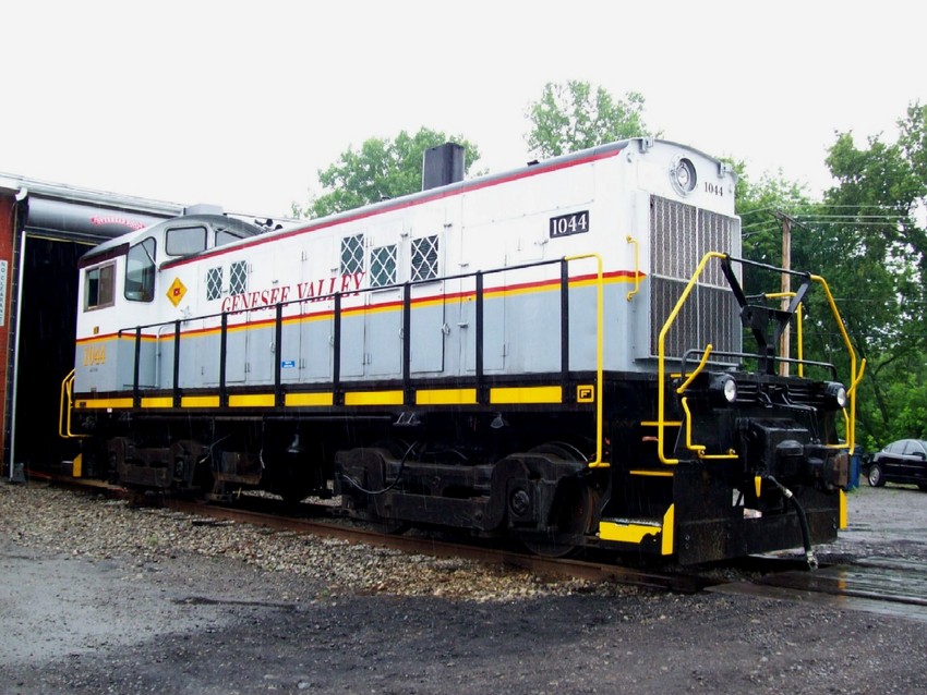 DL 1044 sits in Batavia ny next to the "new" DLWR roundhouse.: The GreatRails North American ...