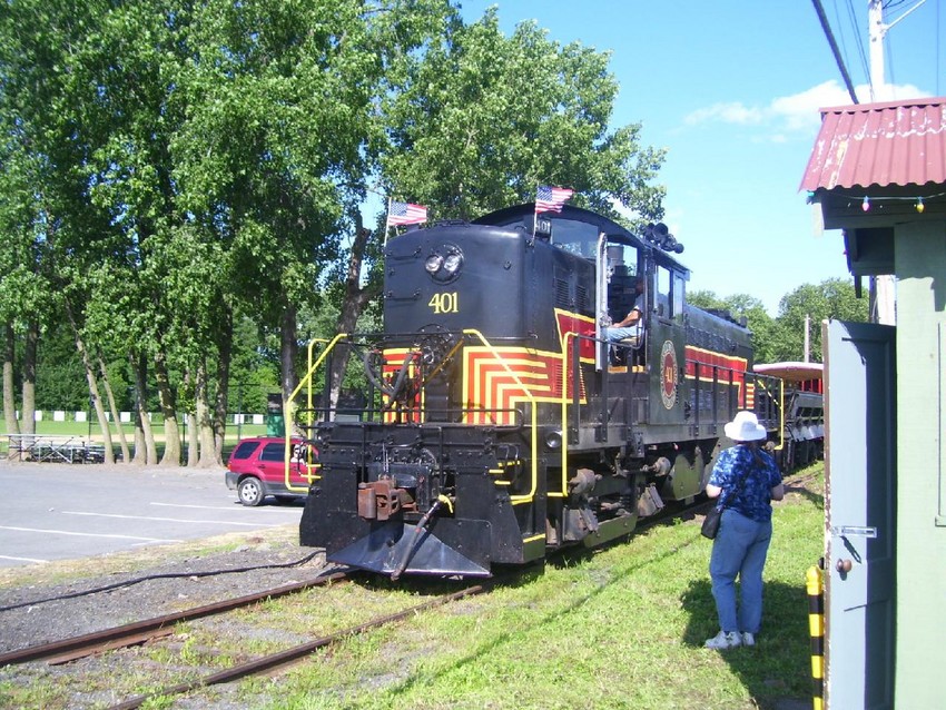 CMRR 401 Arrives at Westbrook Station: The GreatRails North American Railroad Photo Archive