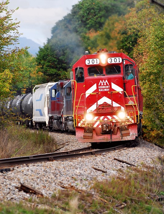 VRS Ethanol Loads into the curve at N. Clarendon: The GreatRails North American Railroad Photo ...