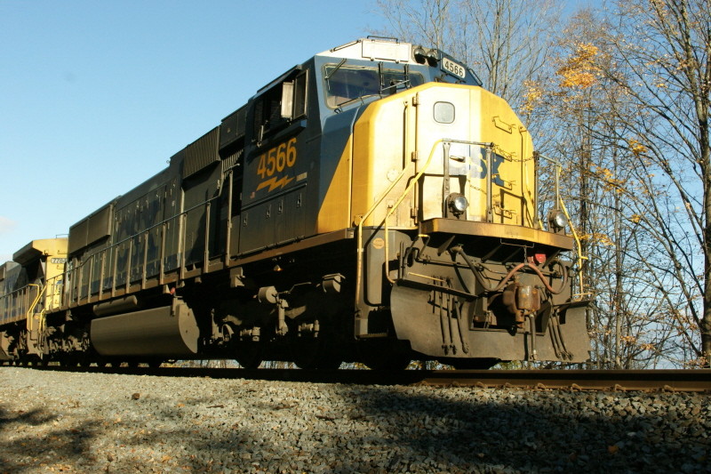 CSX #4566 [SD70MAC] holding for clearance @ MP QR/CP 102, Cementon, NY: The GreatRails North ...
