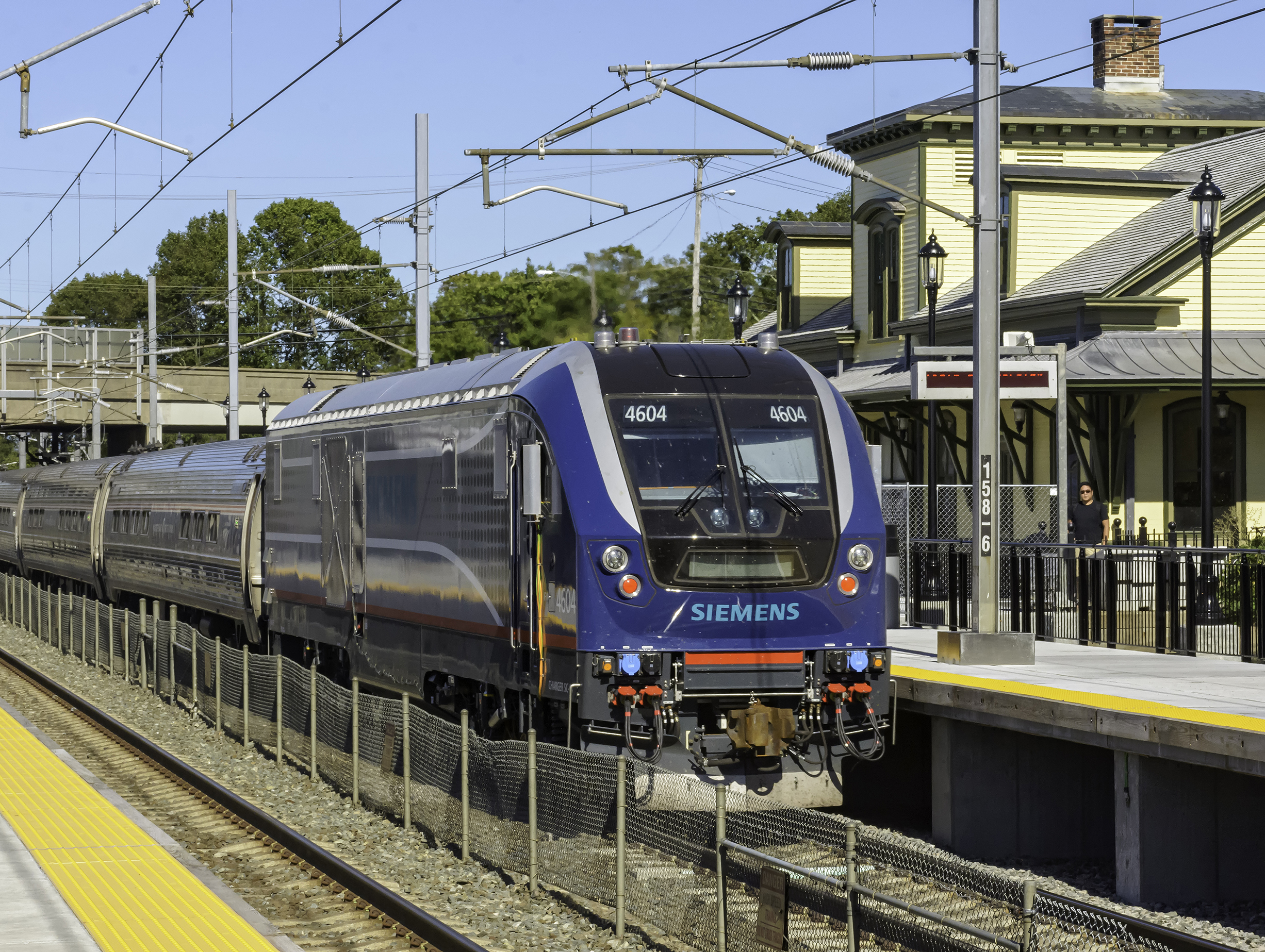 Siemens Charger 4604 in Front of Kingston Station, RI: The GreatRails ...