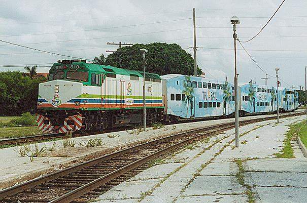 Tri-Rail F40PH #810 brings train #P685 into the station at W.Palm Beach ...
