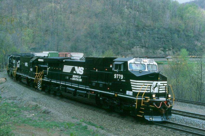 A New NS C40-9 Leads a Freight Around the Horseshoe Curve: The ...