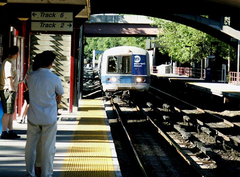 Metro-North Train 9548 arriving at Fleetwood: The GreatRails North ...