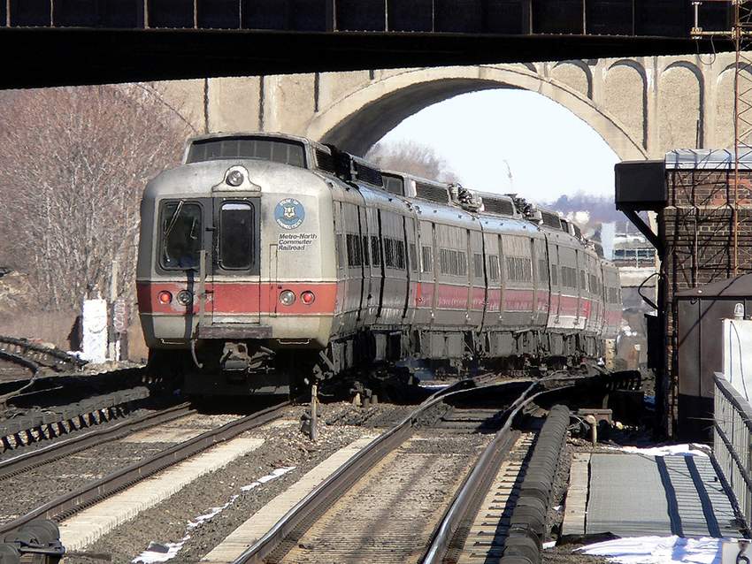 New Haven Line Train Negociates the leads to The New Haven Line At ...