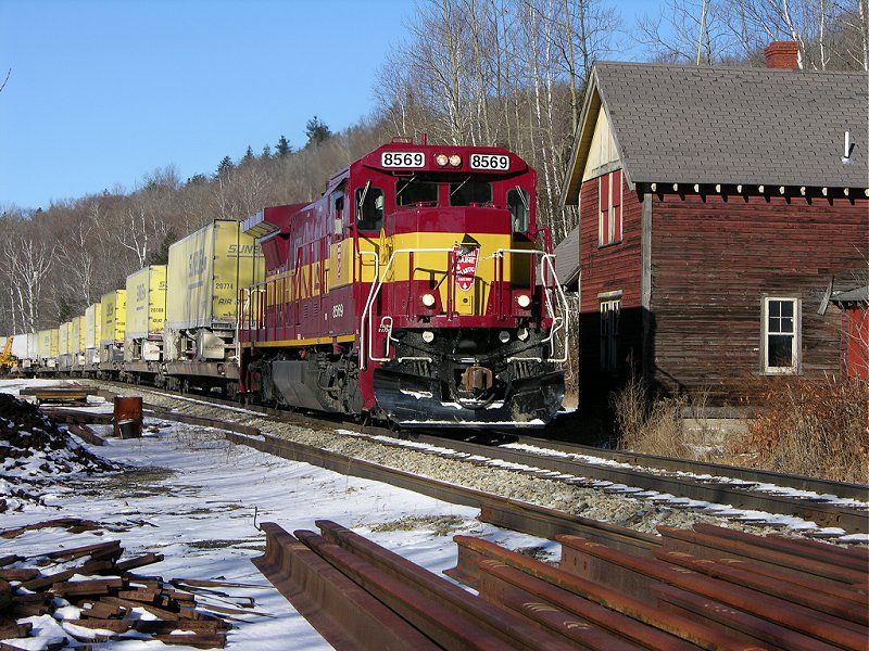MMA 8569 Leads train 778 by Bodfish Section House: The GreatRails North ...