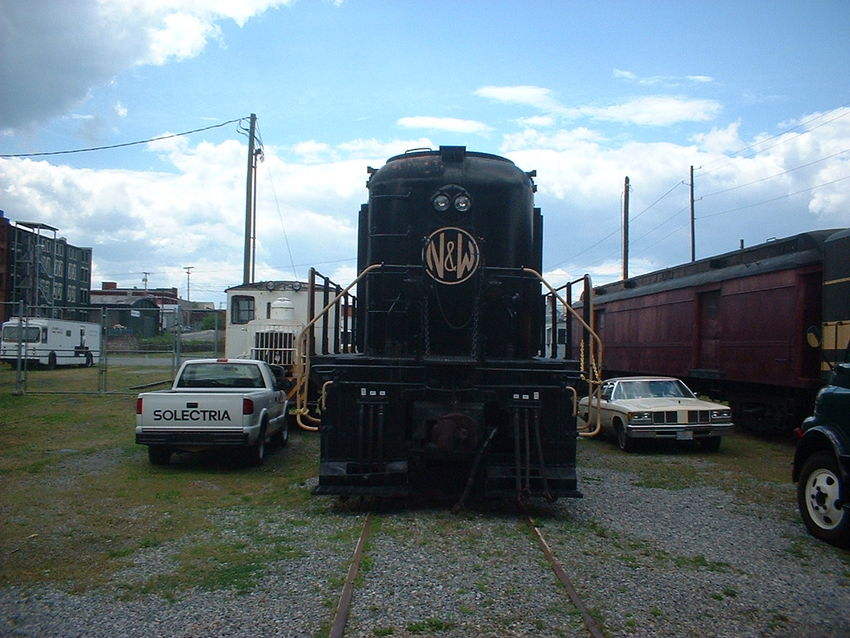 N&W RS-3 No. 300 and N&W Mail Storage Car #1418 at the VMT: The ...