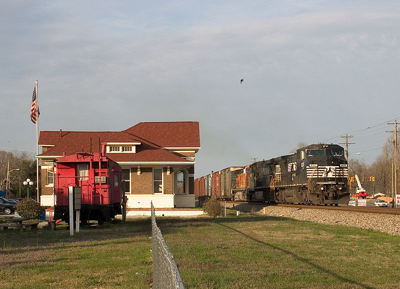 NS 8376 leads a combined NS 285/M33 through Spring City, TN.: The ...