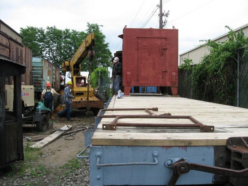 CMRR Crew sets NYC Container on flatcar 213: The GreatRails North ...