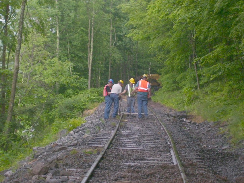 CMRR Work crew jacking track at MP 23.3: The GreatRails North American ...