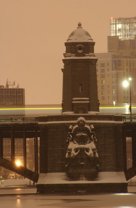 Red Line Train zips across the Longfelow Bridge coming into Charles/MGH ...