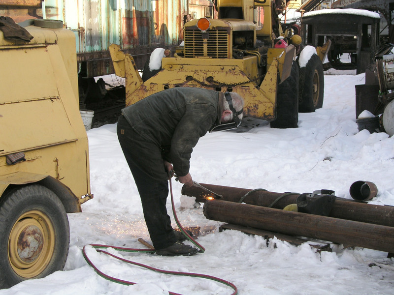 Volunteer Ernie Klopping prepares new Fence Post for Yard: The ...