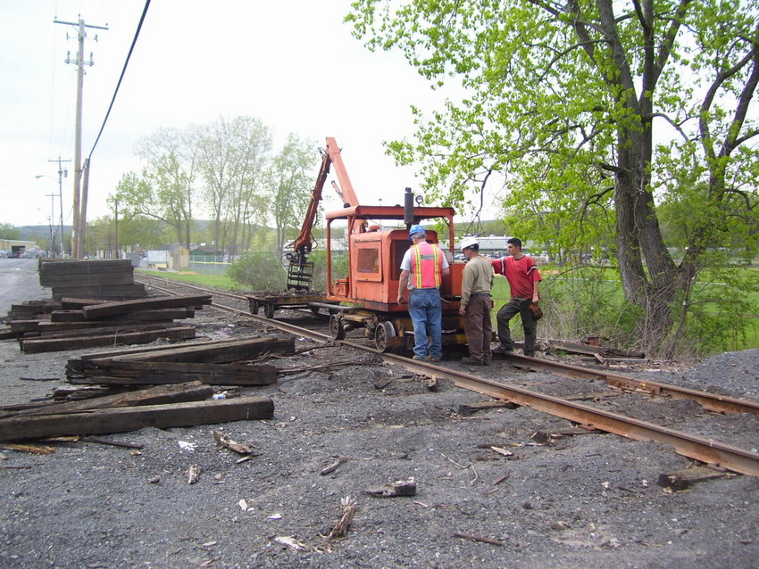 Tom Healy Instructing on the Tie Handler: The GreatRails North American ...
