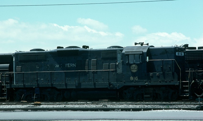 NW EMD GP9 No. 816: The GreatRails North American Railroad Photo Archive