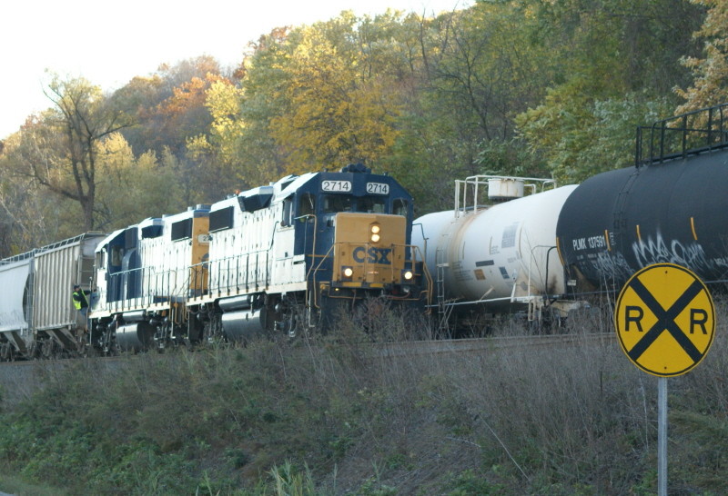 C711 Conductor Ryan Steinherr cuts the locos loose; Lehigh Cement ...