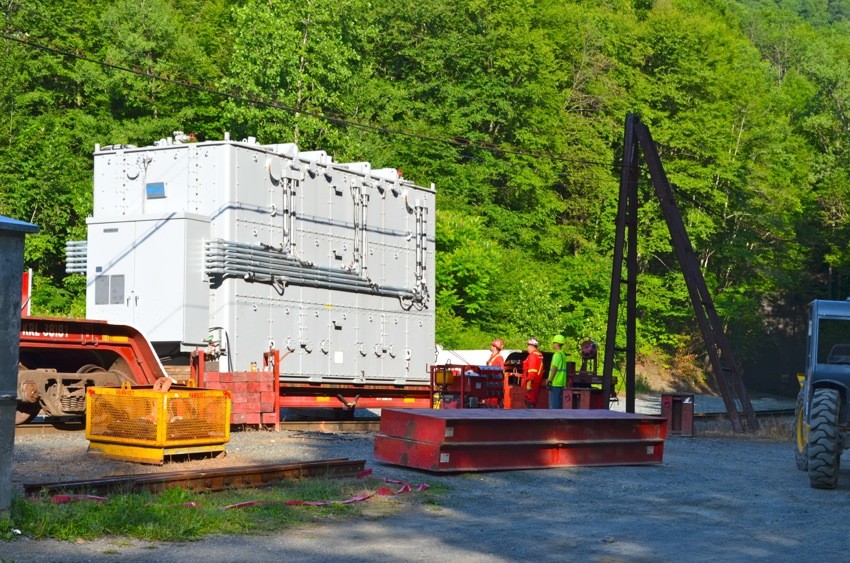 Transformer Load: The GreatRails North American Railroad Photo Archive