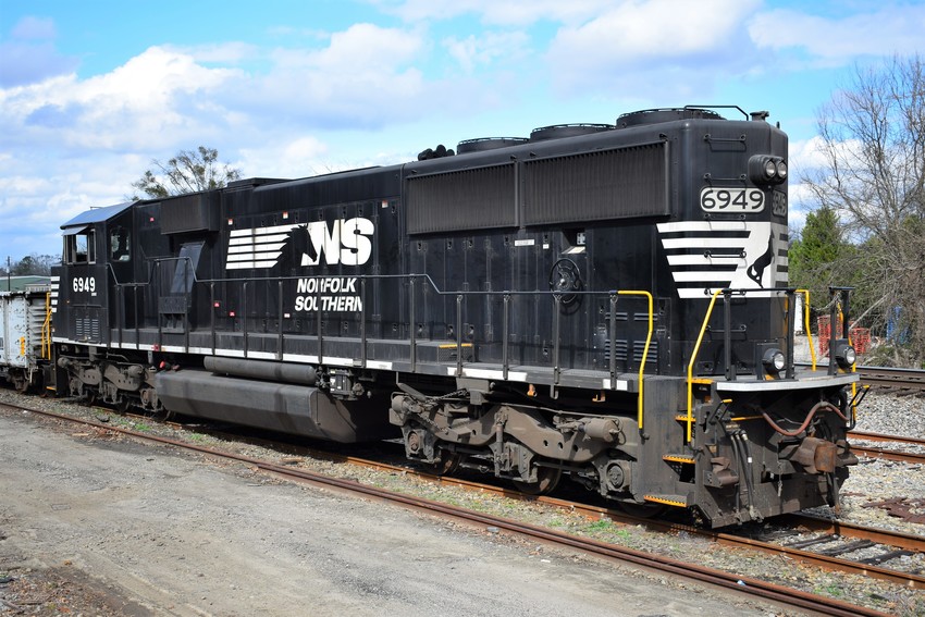 NS 6949 switching at McDonough, GA: The GreatRails North American ...
