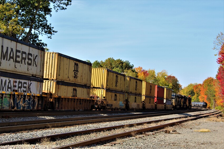 3 NS engines switch trash containers in Ayer,Ma.: The GreatRails North ...