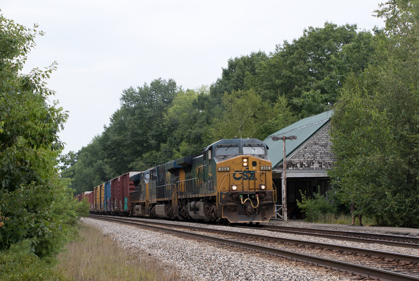CSXT 464 Leads M427 at Wells Beach: The GreatRails North American ...